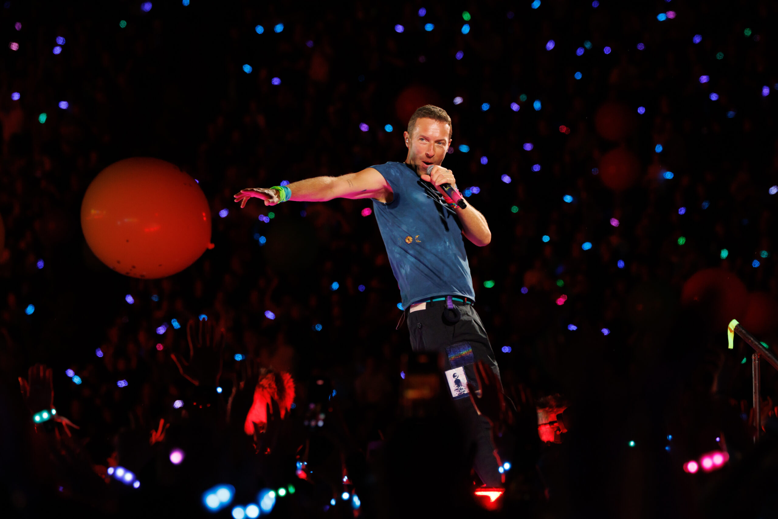 In Abu Dhabi, Coldplay’s Chris Martin dedicates song to Palestinians in ...